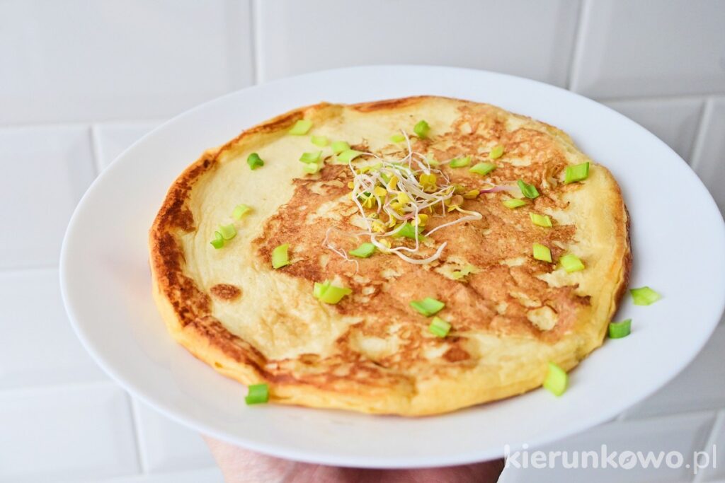 Puszysty omlet na słono - kierunkowo.pl