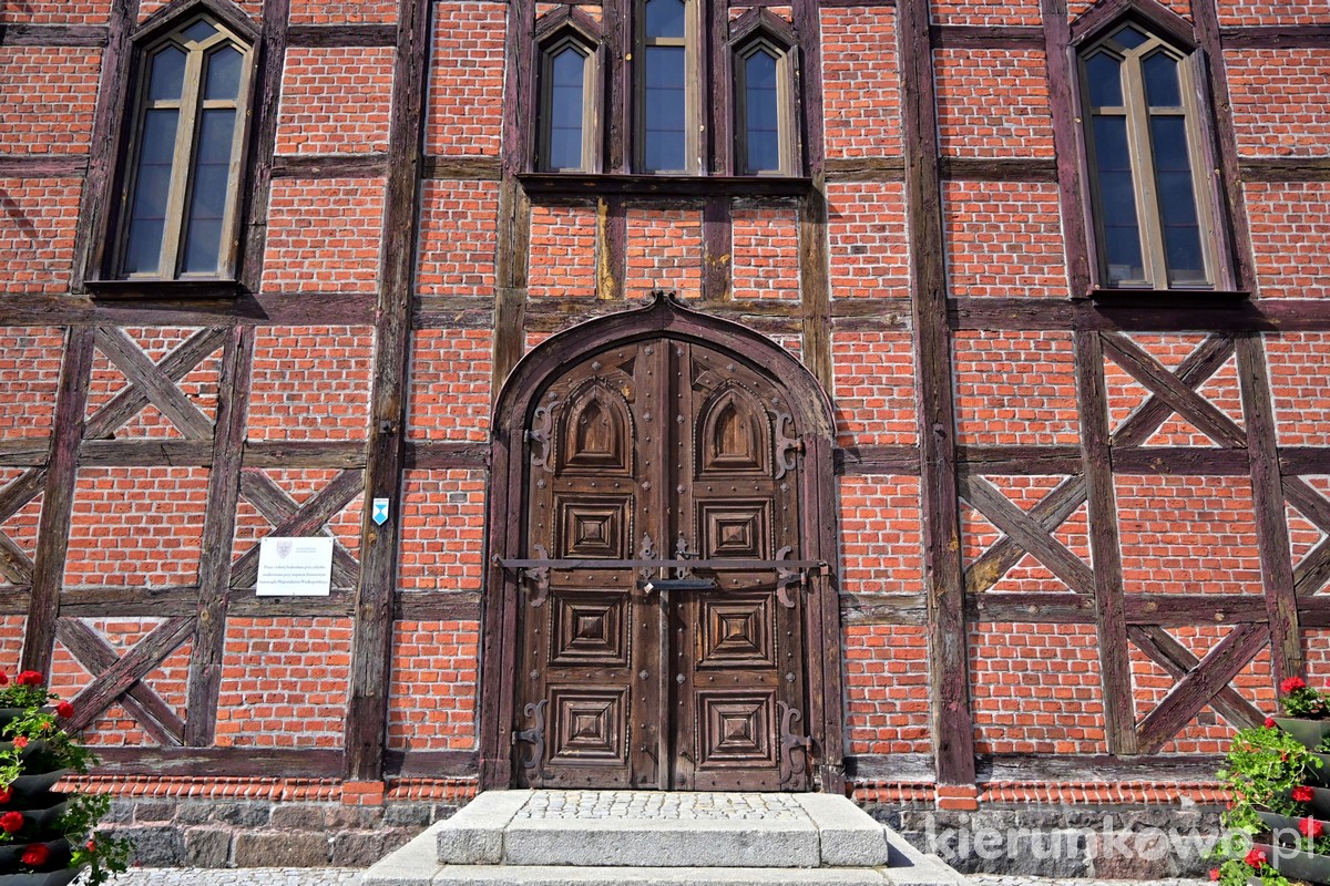 Ujście. Miasto szkła i zdrady, skryte pośród wzgórz - kierunkowo.pl